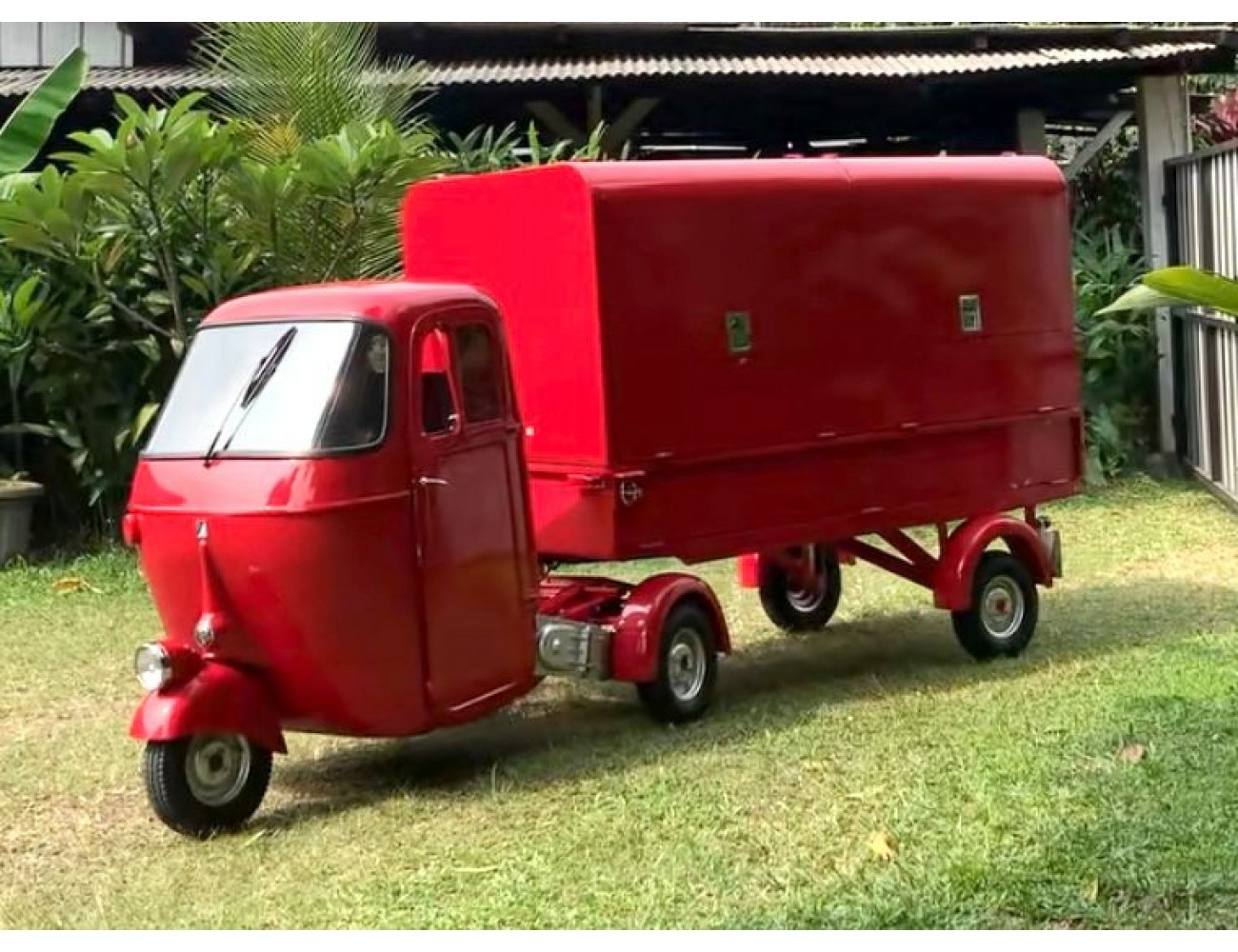 Ape Vespa Bajaj Wings Box Red – Classic 3-Wheeler Wings Box by Scooter99